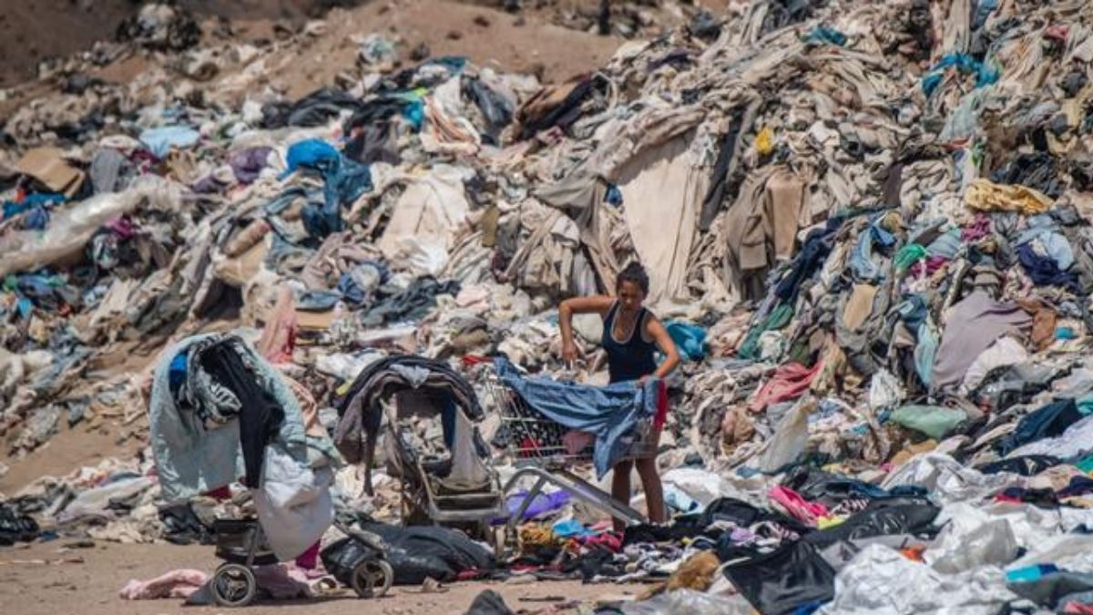 Video: En Chile se esconde un gigantesco basurero de ropa en el ...