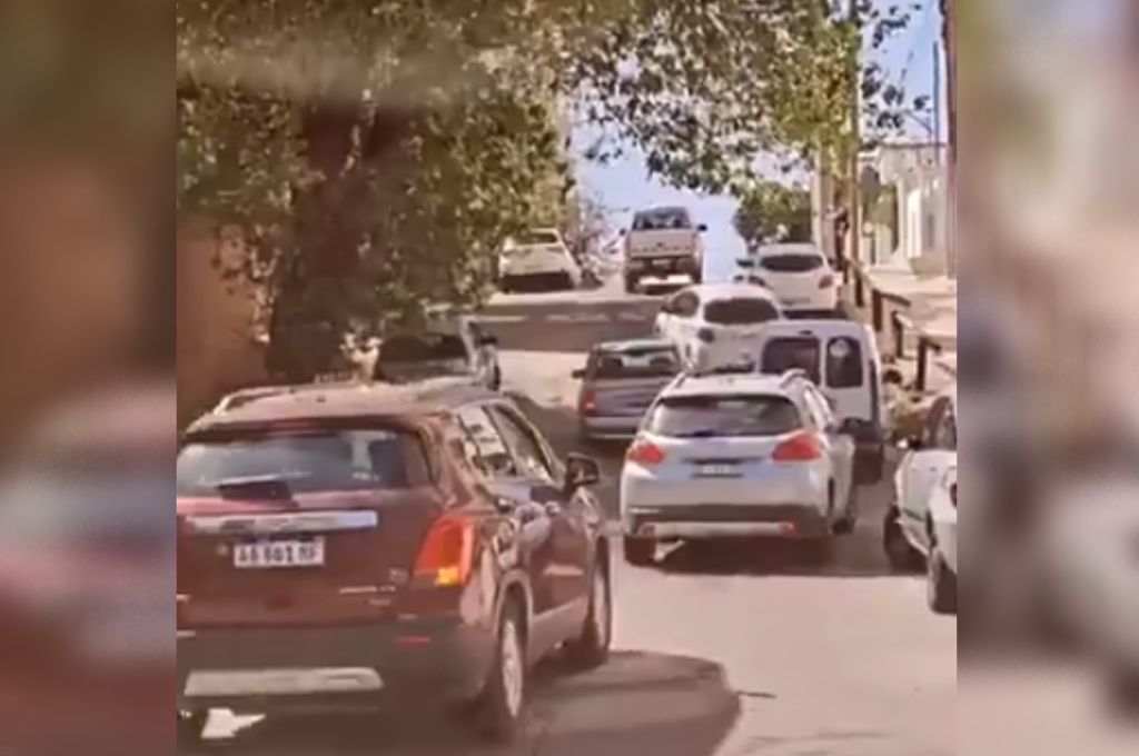 Video: se le quedó el auto en una subida, no supo seguir, se puso ...
