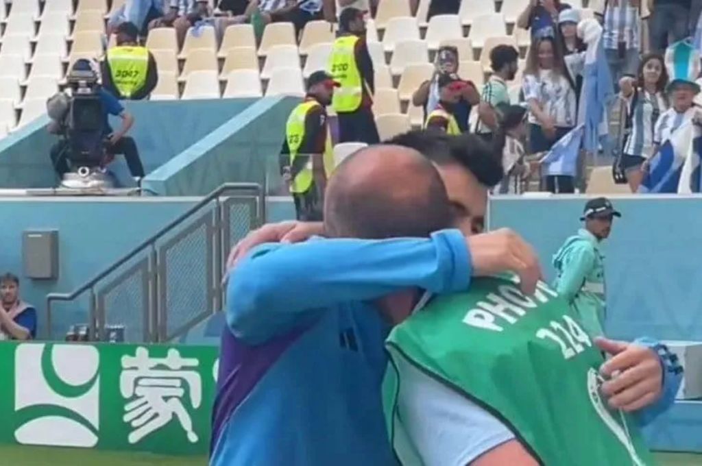 Mundial Qatar 2022: La emotiva historia detrás del abrazo entre Huevo Acuña y un fotógrafo en ...