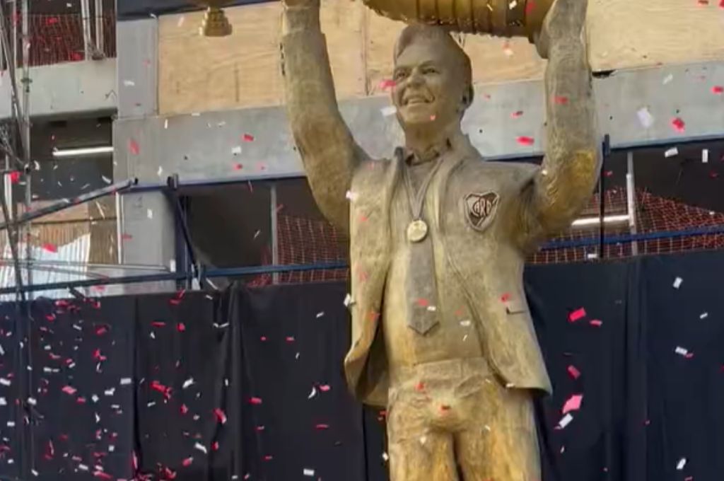 Rompió el silencio la escultora que hizo la estatua de Gallardo y dio ...