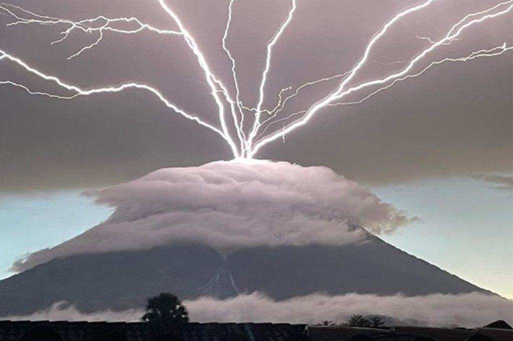 Video: cientos de relámpagos emergen de un volcán en Guatemala – Notife