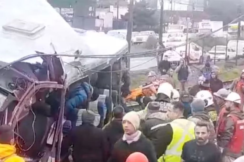 Impactante choque entre un tren y un microbús en Chile: hay al menos ...