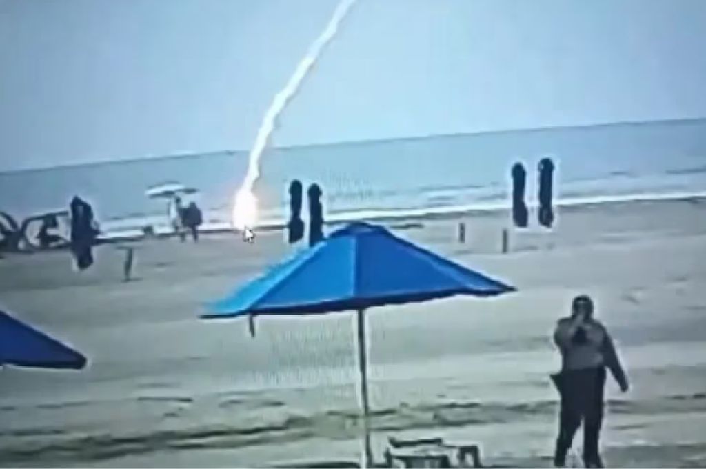 Video: un rayo mata a una turista que camina en las playas de Cartagena ...