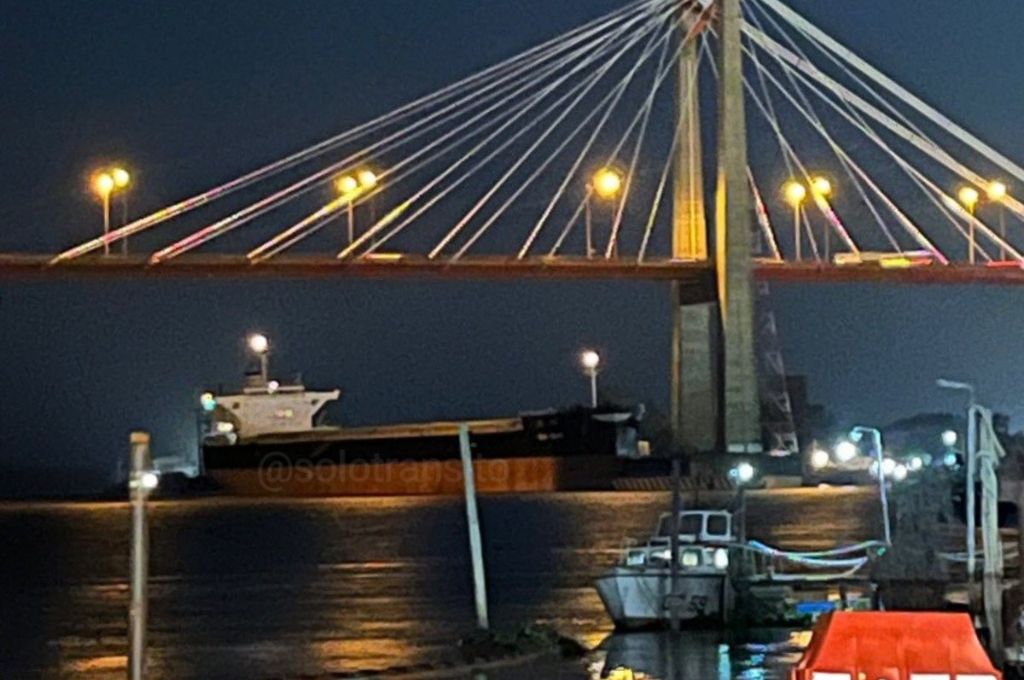 Un Barco Carguero Chocó Contra Un Pilar Del Puente Zárate Brazo Largo