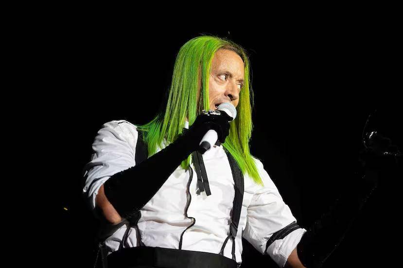 Elvis Crespo causó furor con su cabello verde y pidió que no lo ...