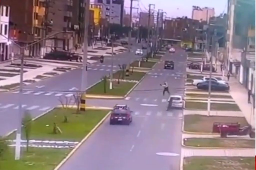 ¡Se salvó de milagro!: se distrajo con el celular, chocó un auto ...