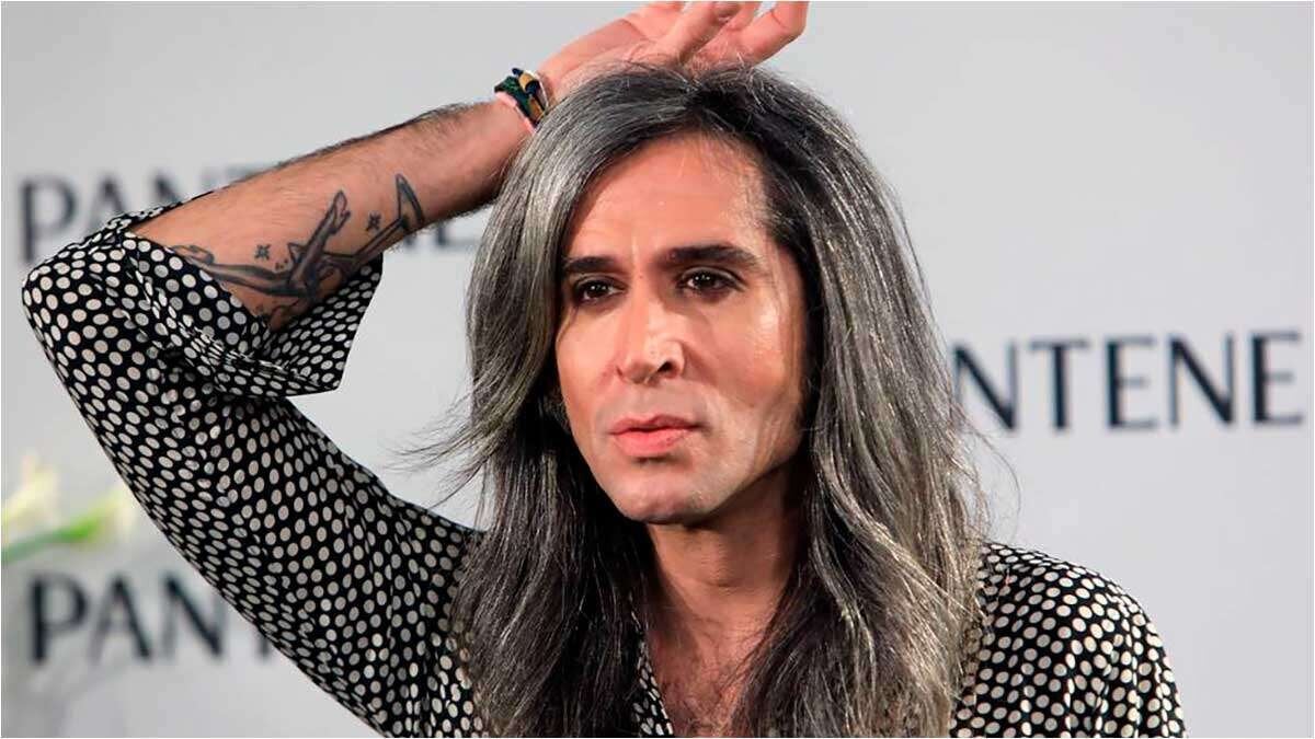 El cantante español Mario Vaquerizo protagonizó una terrible caída en ...