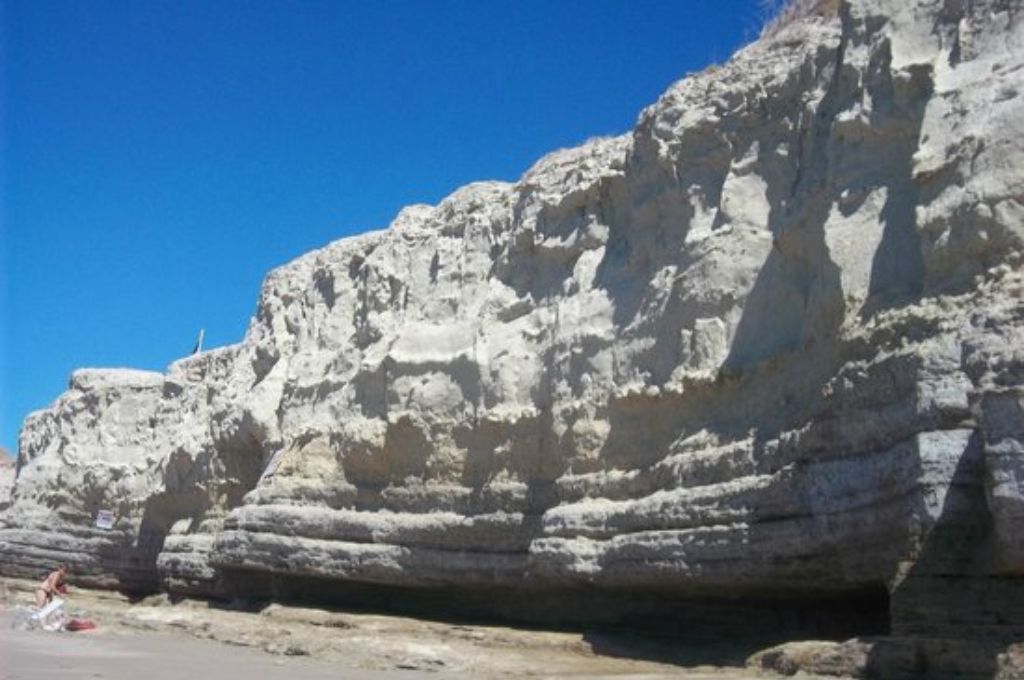 Terror en Las Grutas: un niño de 10 años se cayó desde un acantilado ...