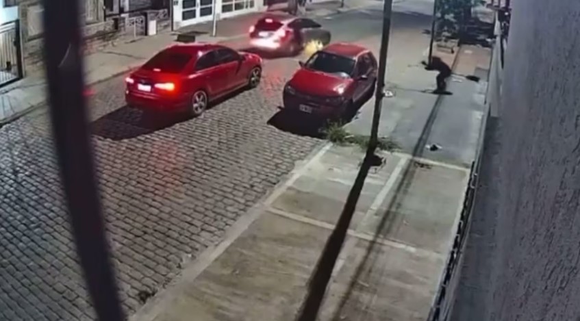 Delincuentes le cruzaron un auto para robarle, pero sacó un arma y los ...